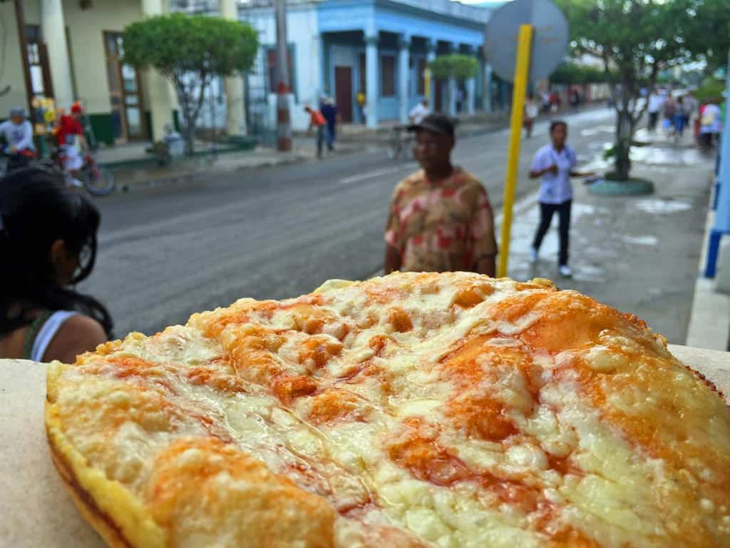 La pizza cubana, la única comida rápida que compite en la isla con el ...